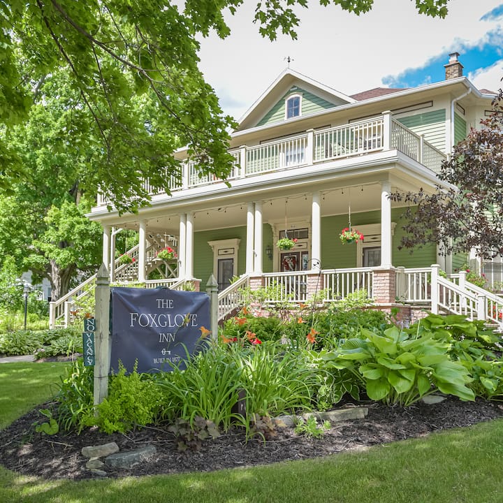 Cedar Suite - Foxglove Inn Bed And Breakfast - Sturgeon Bay, WI