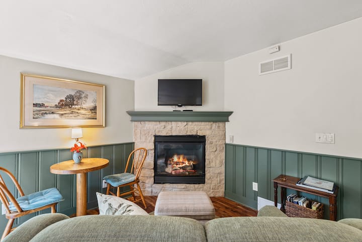 Cedar Suite - Foxglove Inn Bed And Breakfast - Sturgeon Bay, WI