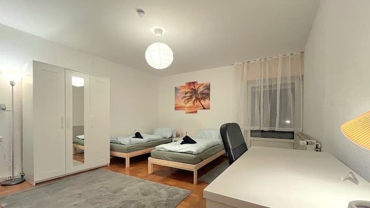 Möbliertes Zimmer 3v3, Berufstätigenwg (Lin10 1og) - Karlsruhe