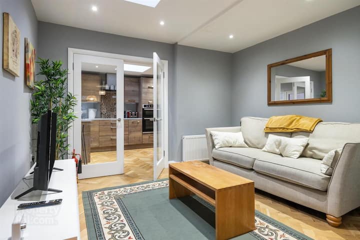 The Modern Townhouse - Parking & Newly Renovated - Belfast