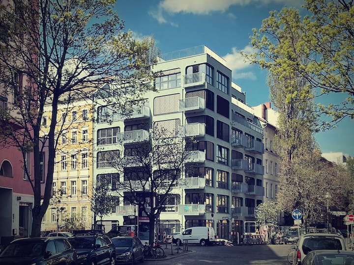 Urban Oasis: Kreuzberg Design Panorama Apartment - Berlin