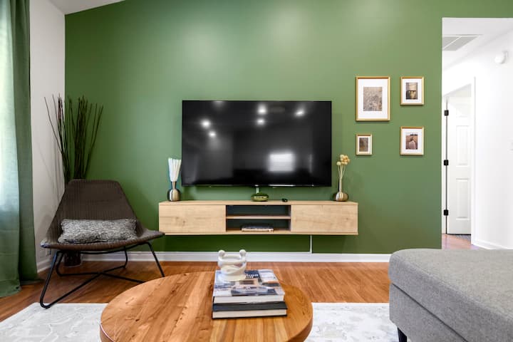 Casa Verde -Single-story, Huge Backyard, Baby Crib - Indianapolis, IN