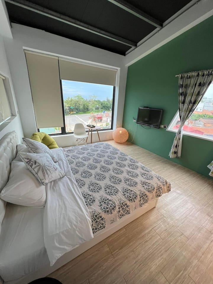 金門依山村驛樓中樓家庭套房，至金城2分鐘、步行可至莒光樓，簡約清幽遠眺金門大橋，適合4-6人 - Jincheng