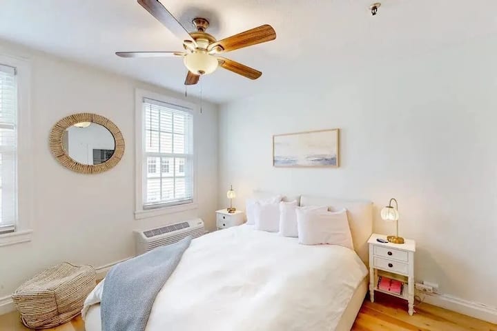 Palm Beach Condo 5 Mins To Beach Heated Pool - Palm Beach, FL