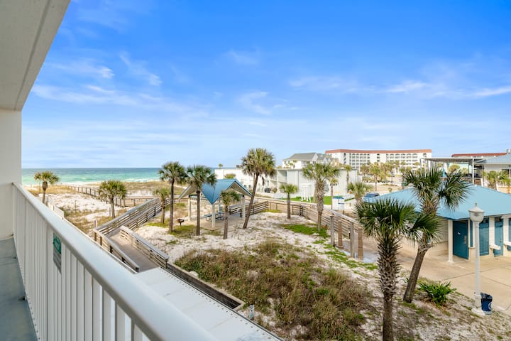 Beachfront | Sleeps 8 | Pool + Gym | Near Destin - Fort Walton Beach, FL