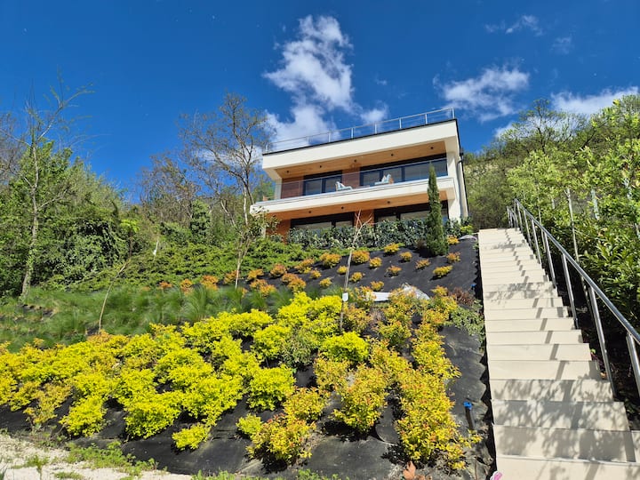 Villa Above Lake & Beach Access - Siófok