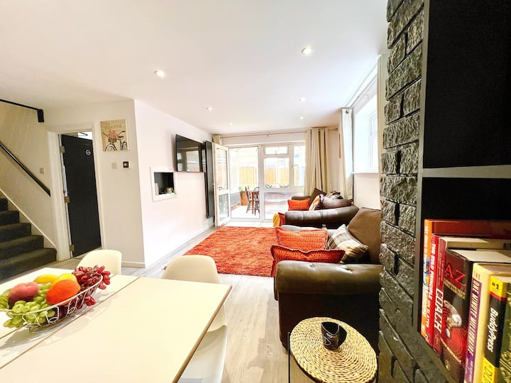 New 4 Bedroom Hse * 2.5 Bathrooms * Free Parking - Hemel Hempstead