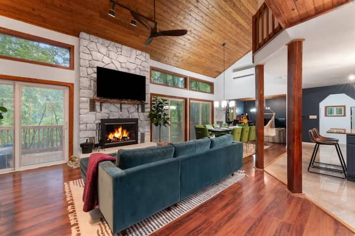 Modern 4br Poconos Cabin | Hot Tub, Fire Pit! - East Stroudsburg, PA