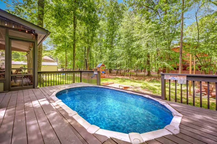 Private Heated Pool! Hot Tub, Fire Pit, Game Room! - Stroudsburg, PA