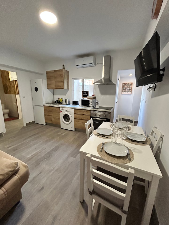 2 Min To Beach - 4br, A/c, Renovated, Fast Wifi - Almería