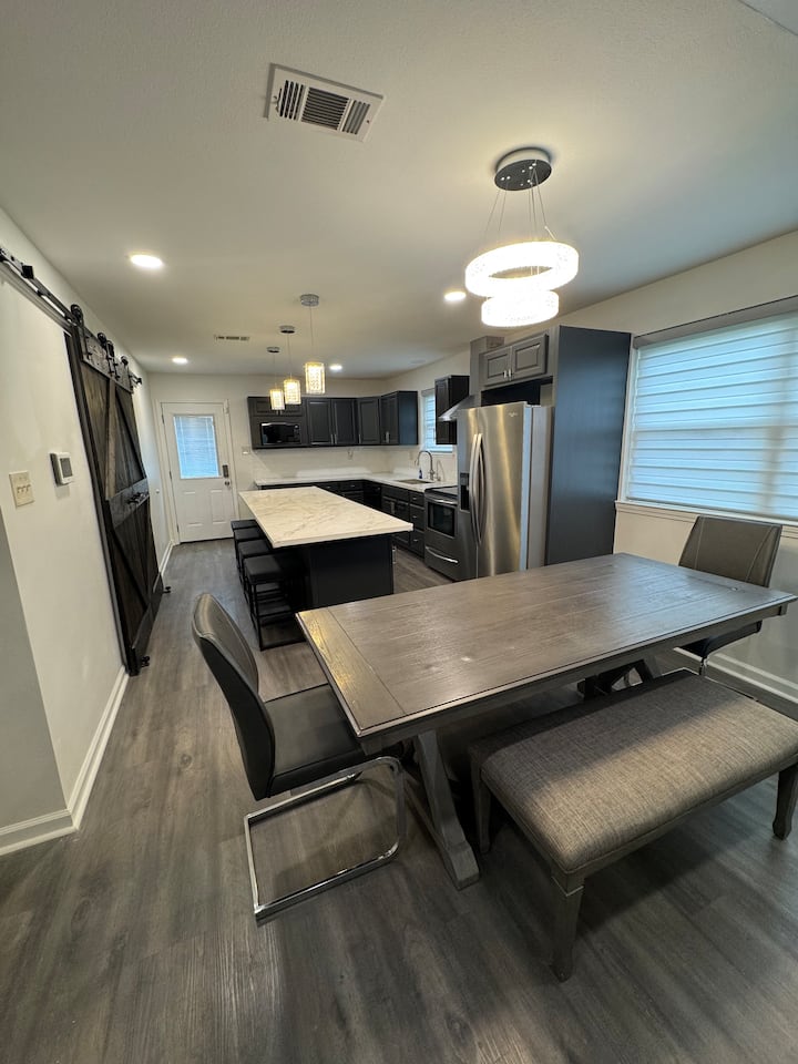 Cozy Home Short Commute To Downtown! - New Orleans, LA