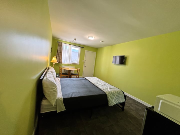 Persepolis Inn - 1 Queen Bed - Niagara Falls