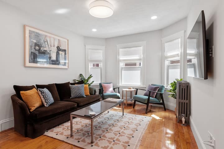 Bright 3br 2ba With Parking & Ac Near Tufts/davis - Arlington, MA