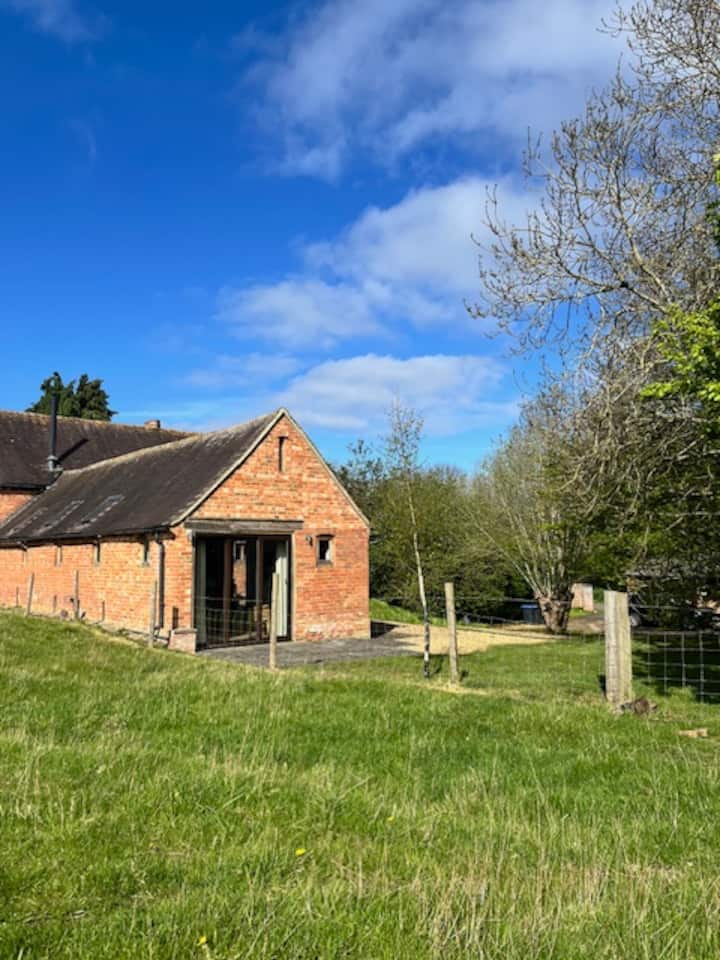 Cosy Barn Set In Pretty Farmland - Warwick