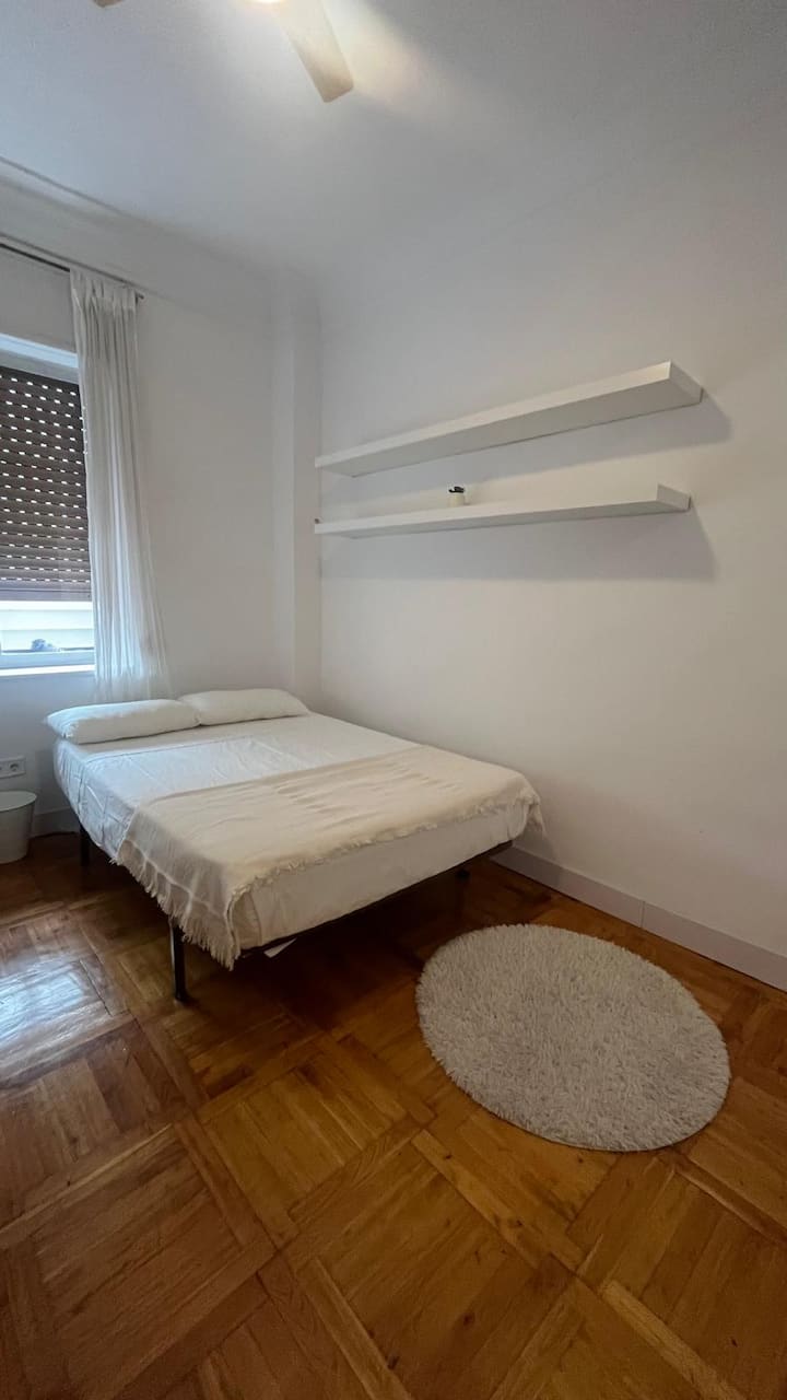 Habitación En Calle De Máiquez - Madrid
