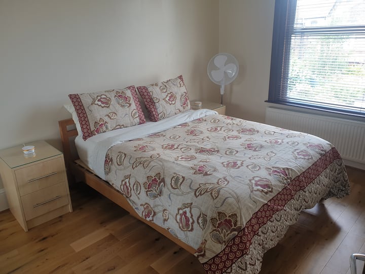 London Luxury 2 Bedrooms Sleeps X 6, Near Station - Ilford