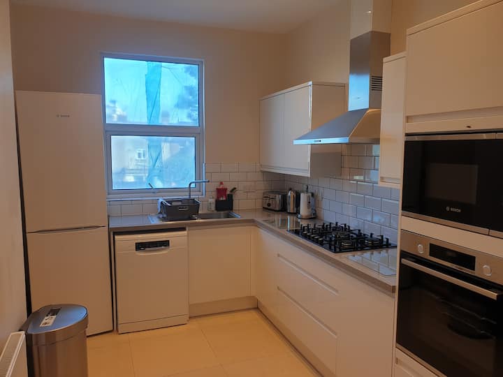 London Luxury 2 Bedrooms, Sleeps X 8, Near Station - Dartford