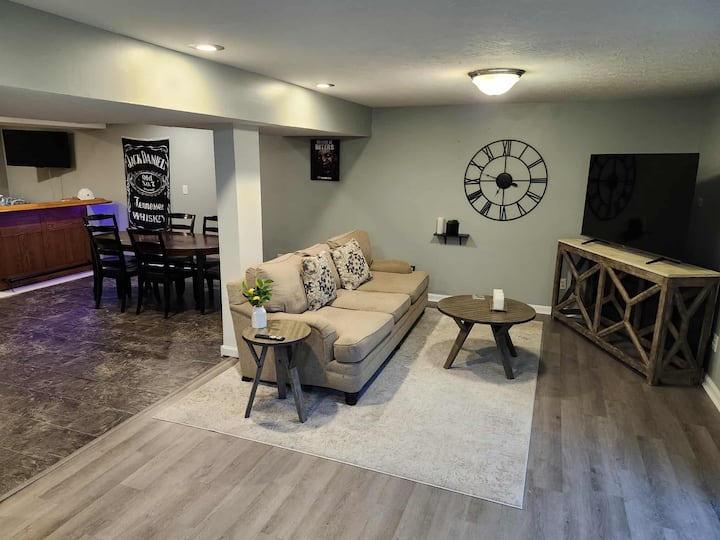 2br 3ba, Beautiful, Hot Tub, Walkout Bsmt - Mount Washington, KY