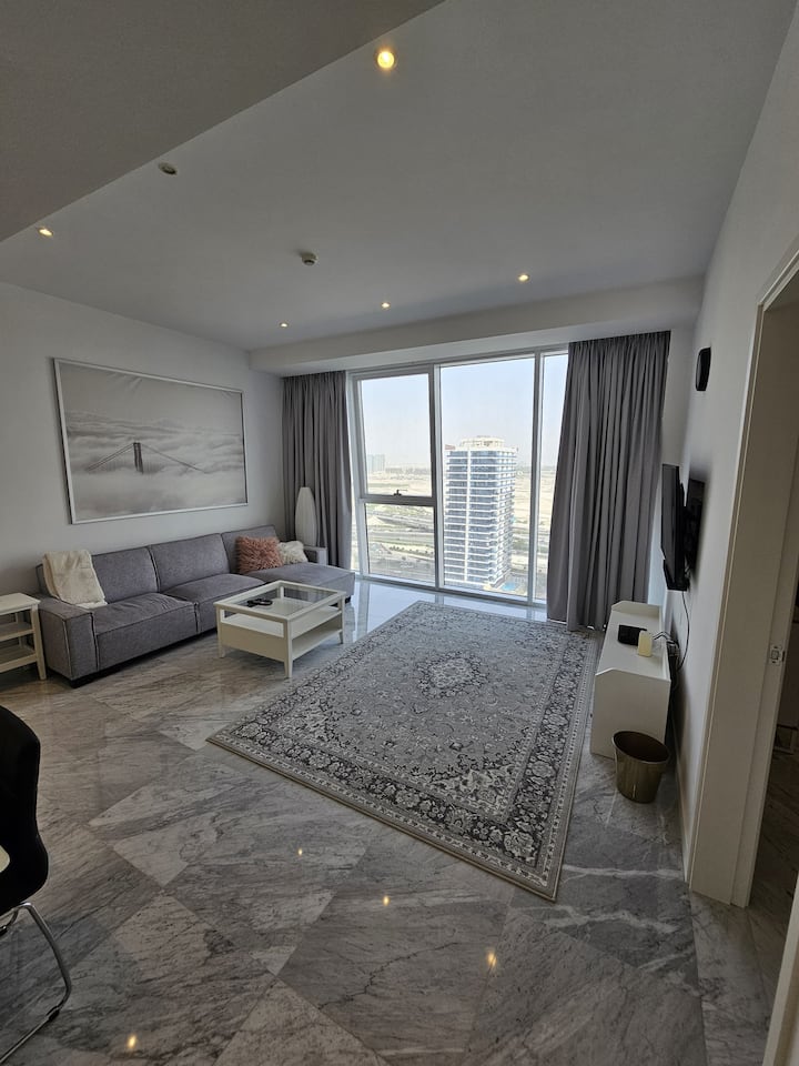 Modern 1 Bed With Canal View - Dubai