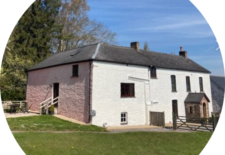 Pet Friendly, 4 Bed, 4 Bath Barn - Brecon