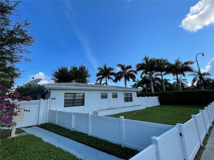 Apartment 1 Bedroom
Miami Shores - Miami Shores, FL