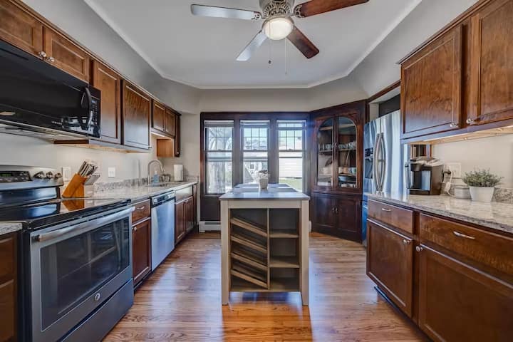 The Bayview Bungalow!:  5 Mins To Downtown - Oak Creek, WI