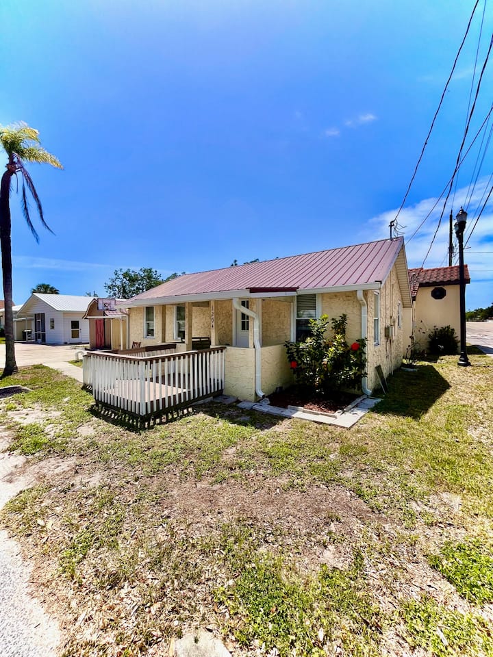 Coastal Cottage Stay - Sarasota, FL