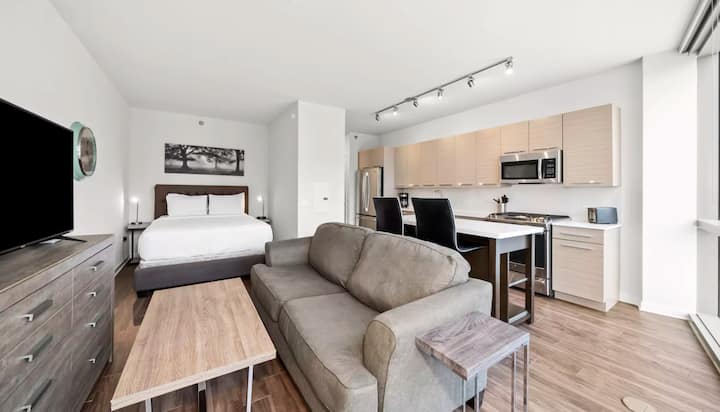 West Loop Studio~pool/gym! - Chicago, IL