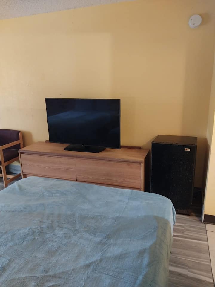 (129) 1 King Bedroom/1 Bath Apt  W/ Full Kitchen - BREC's Baton Rouge Zoo