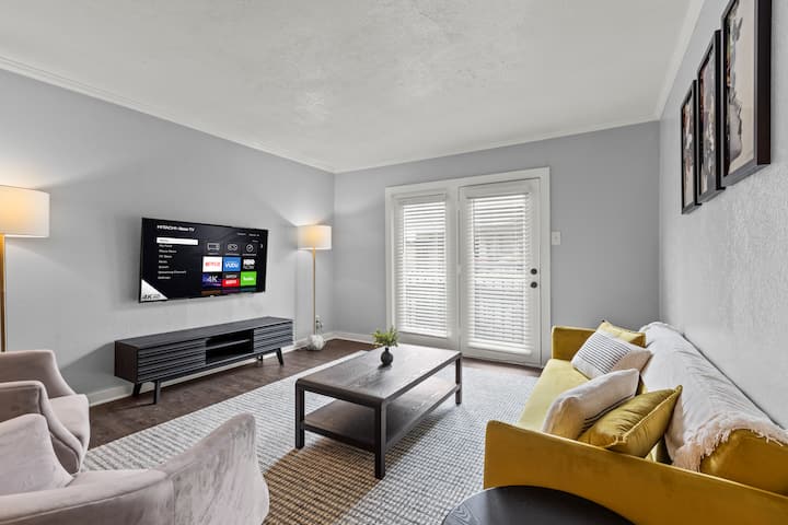Cozy Modern King Bed | Near Airport & Downtown - The Dallas World Aquarium, Dallas