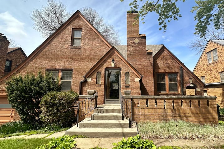 Country Club Retreat - Omaha, NE