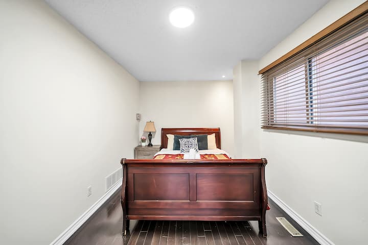 Nice_1bedroom02_centralajax_main - Ajax