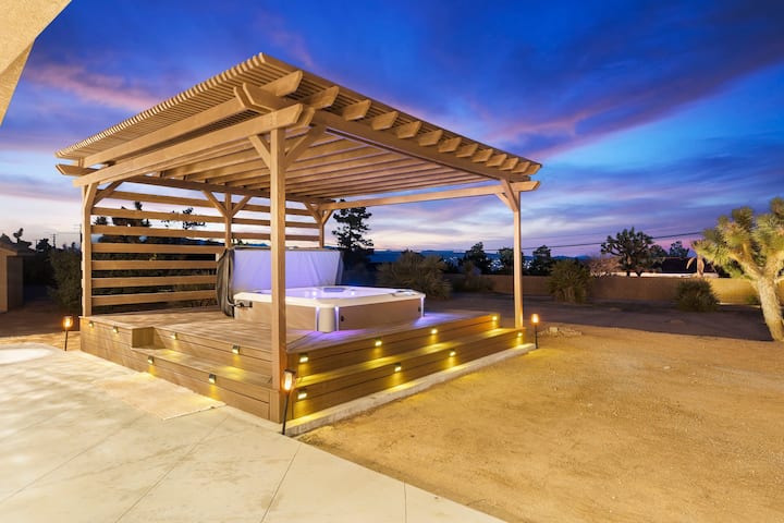 3 Houses - 5 Bd - 4.5 Bth - Hot Tub - Game Room - Joshua Tree, CA