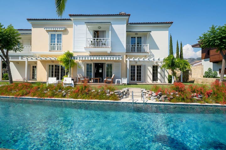 Centrally, 2br Rental Pool Side Villa In Portville - Göcek