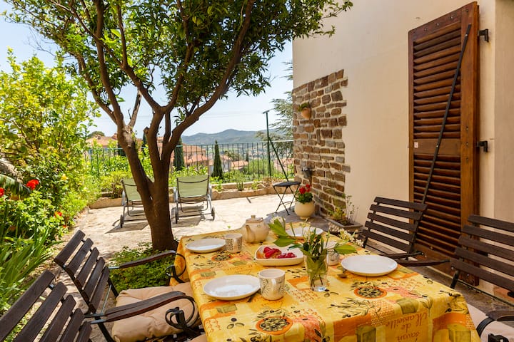 Hel Lejlighed Til 4-6 Med Have Med Bjergudsigt. - Bormes-les-Mimosas