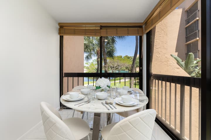 Modern Apt W/ King Bed & Pool,  10 Min. To Beach! - Delray Beach, FL