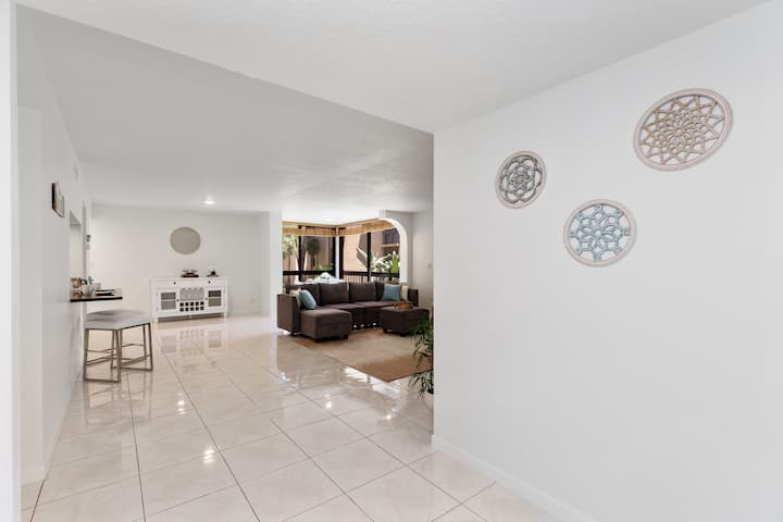 2-bedroom Modern Apt W/ King Bed & Pool, 10 Min. - Delray Beach, FL