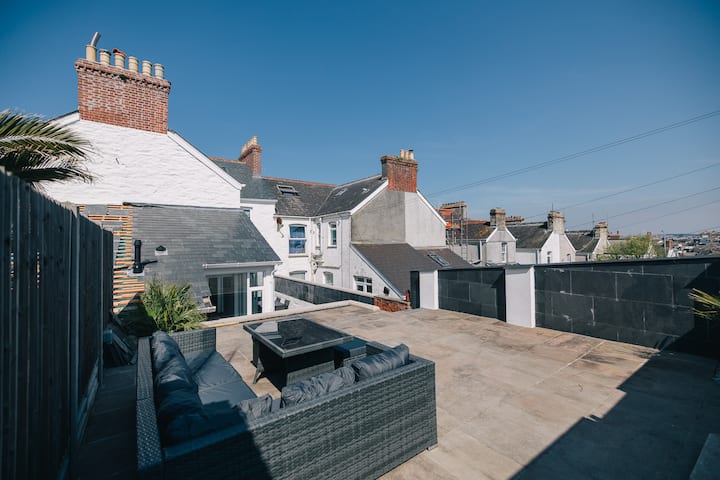 4 Bed Townhouse,newly Refurbished With Parking - Perranporth