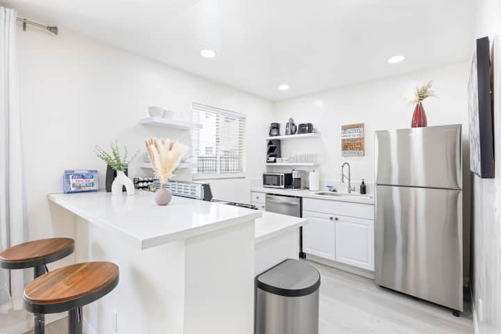 Weho Gem | 2br + Parking Spot - South Los Angeles - Los Angeles