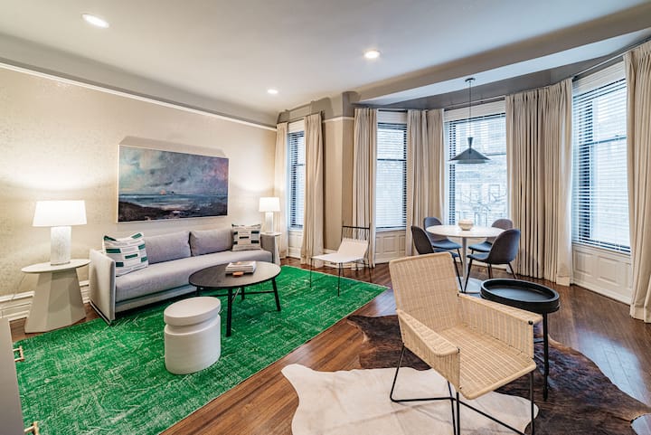 Chic & Historic Apartment By Mag Mile & Oak Beach - Chicago, IL