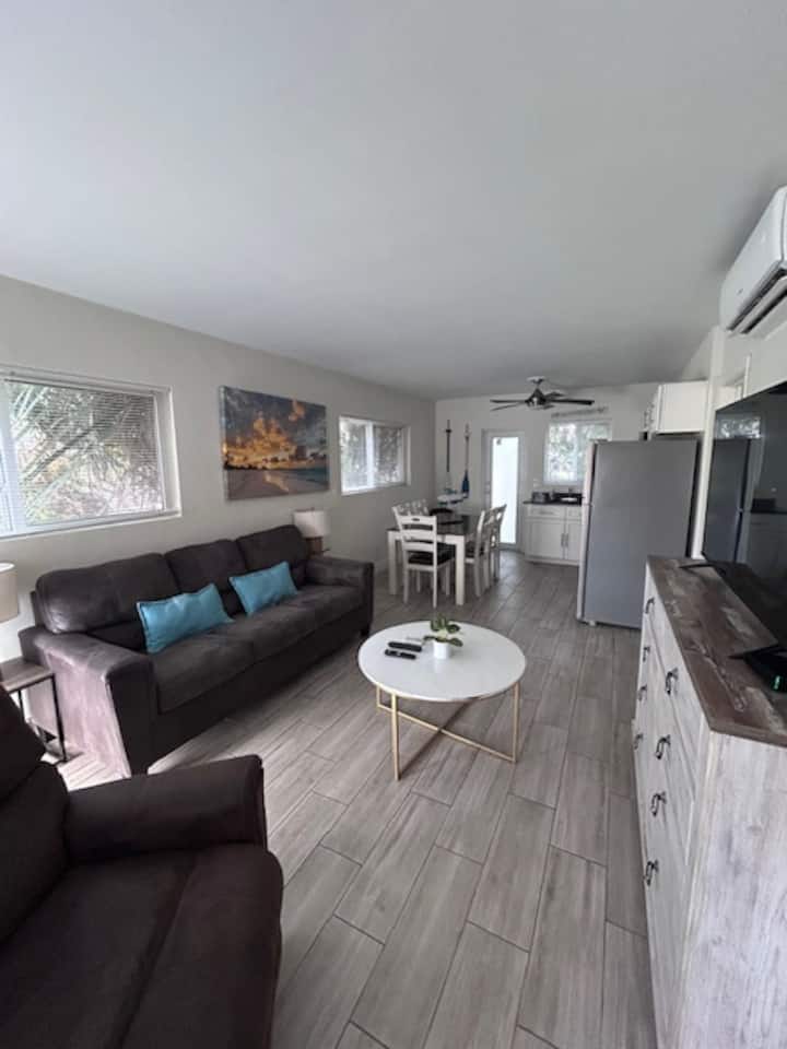 Stylish Beach Condo W/ Pool • Steps From Sand! - Pompano Beach, FL