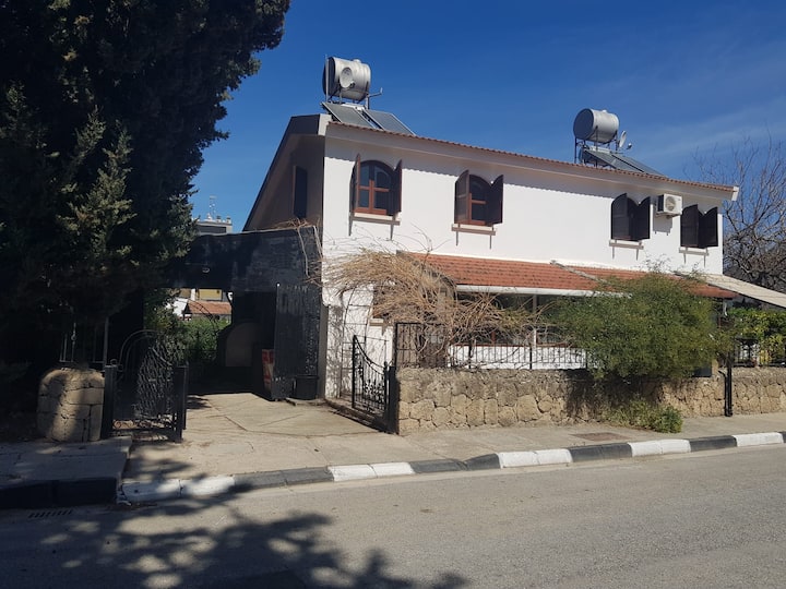 Twin Villa Comfort In City Center, Private Garden - Girne