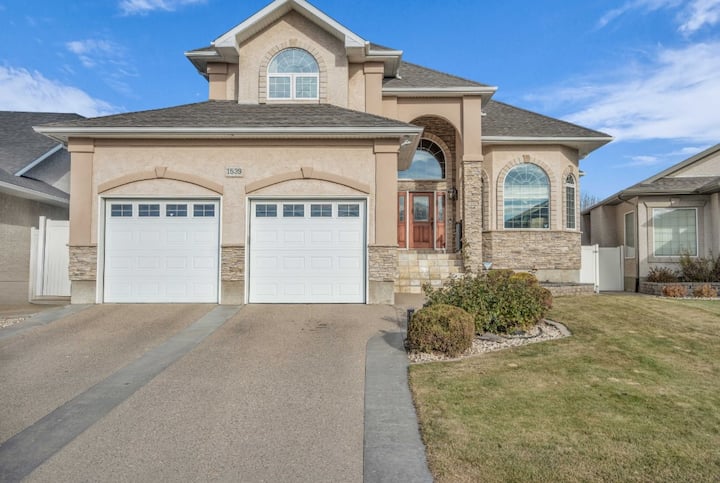 2 Storeys Luxury Home - 4 Beds - Regina