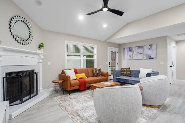 Modern Retreat W/ Hot Tub, Game Room & King Suite - Springfield, MO