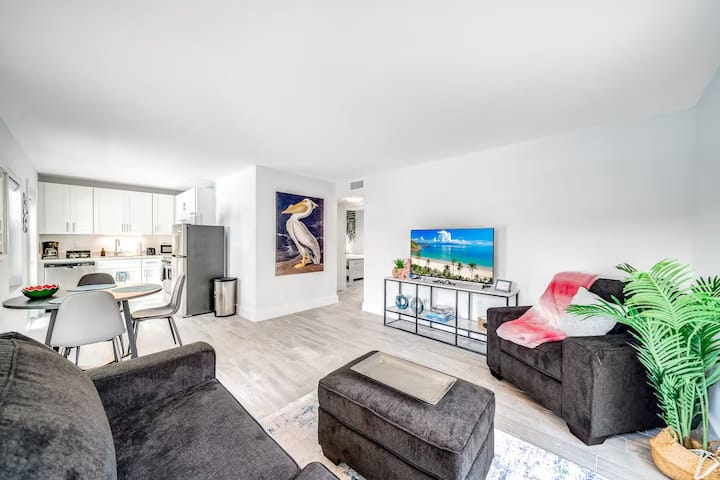 Tropical Paradise + Pool & Patio! - Fort Lauderdale, FL