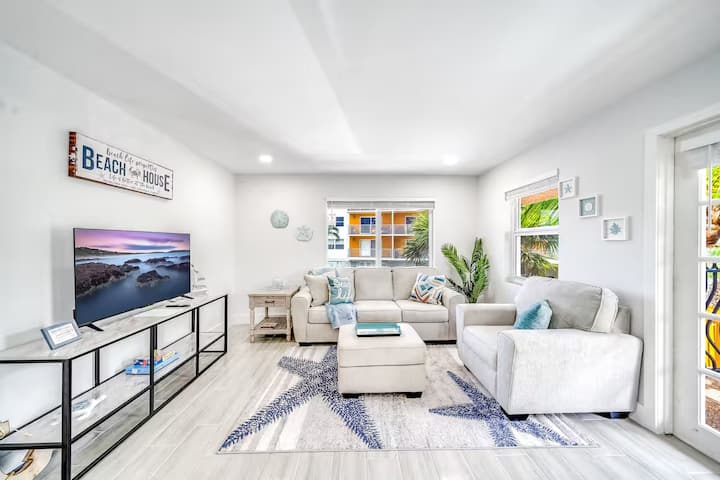 Tropical Paradise + Pool & Patio! - Fort Lauderdale