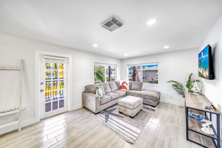 Tropical Paradise + Pool & Patio! - Fort Lauderdale