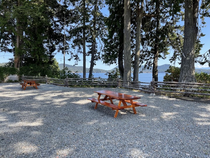 Waterfront Studio Cottage - Sooke
