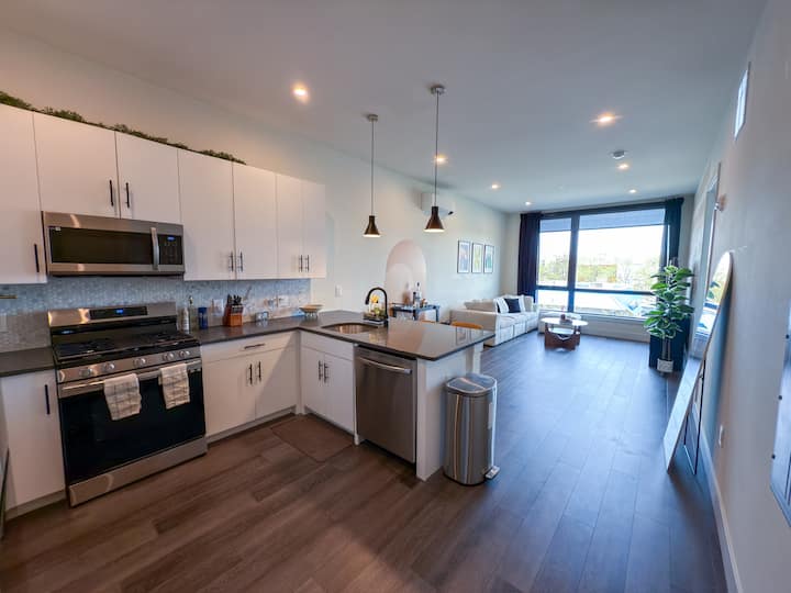 Luxury Stay Near Nyc | Free Parking | Pool & Etc. - Harrison, NJ