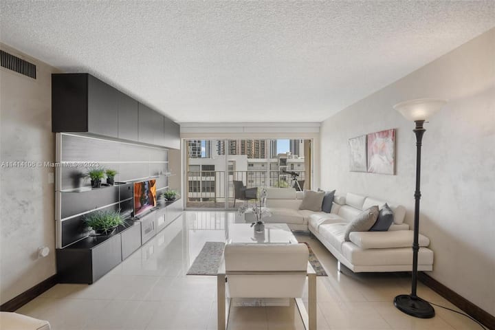 Beach Walk Huge 2 Bedroom W/ Free Parking +Balcony - Sunny Isles Beach, FL